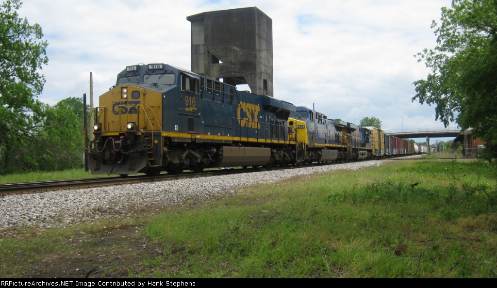 CSX 916 leads Q-601 down the siding at Opelika to meet 602--Picture Two